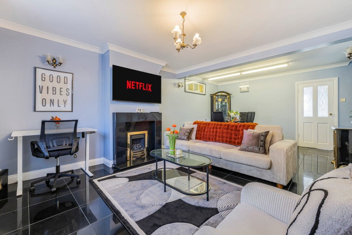 Modern 2br House | Parking | London | Sleeps 4 - Romford