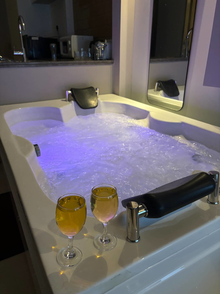 The Jacuzzi Suite: Rooftop Pool, New, M3m - Delhi, India