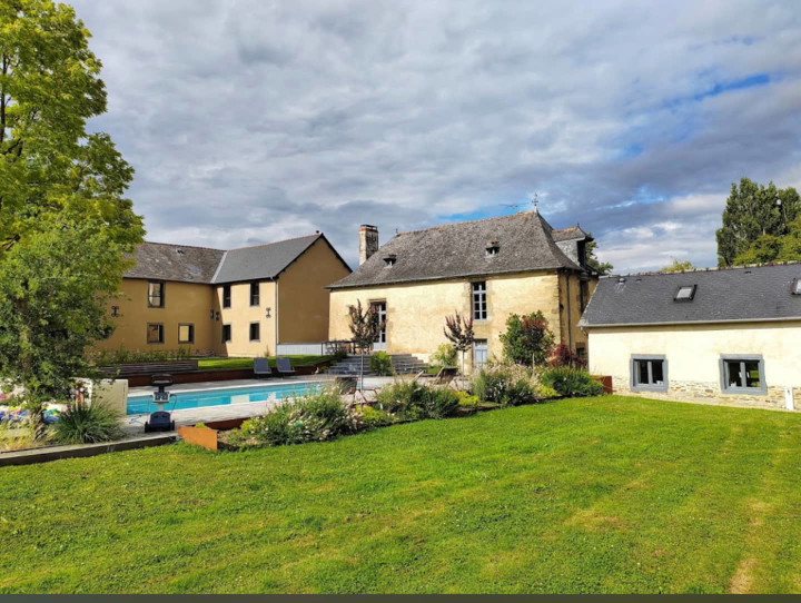 Grand Gîte De Charme Avec Piscine Dans Parc Arboré - Betton