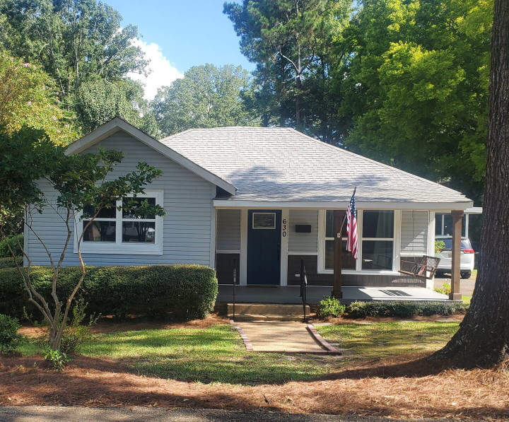 Spacious, Historic Downtown Bungalow. Sleeps 10! - Tupelo, MS