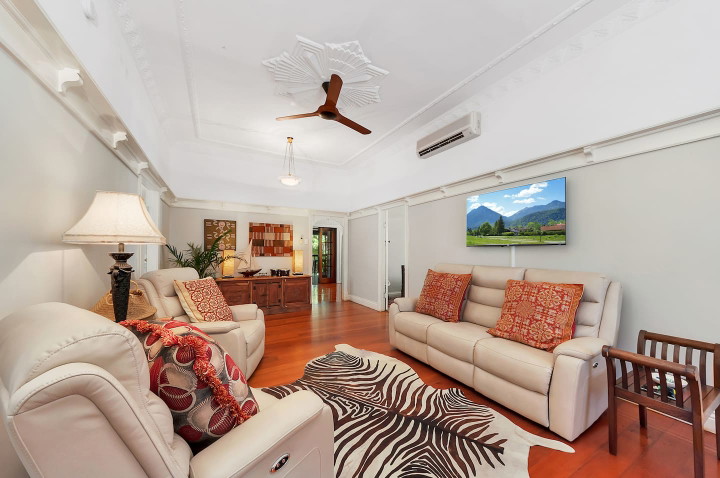 Masterfully Restored Queenslander Near Esplanade - Cairns