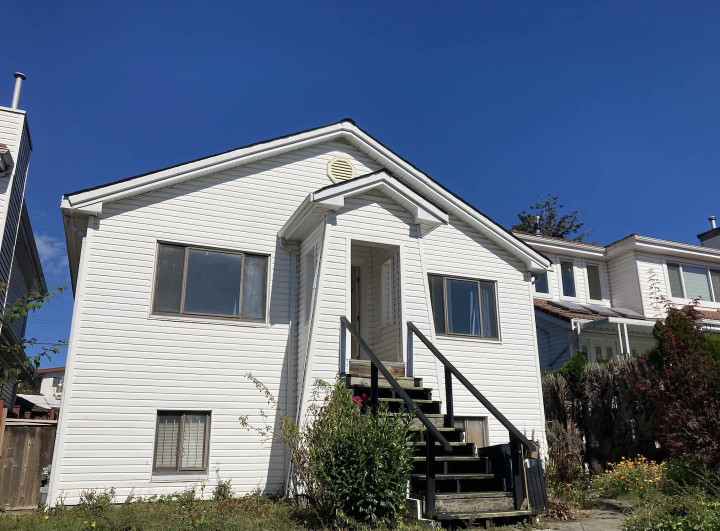 3 Br 1.5 Bath Top Floor Budget Full Suite @ Vanroy - Vancouver