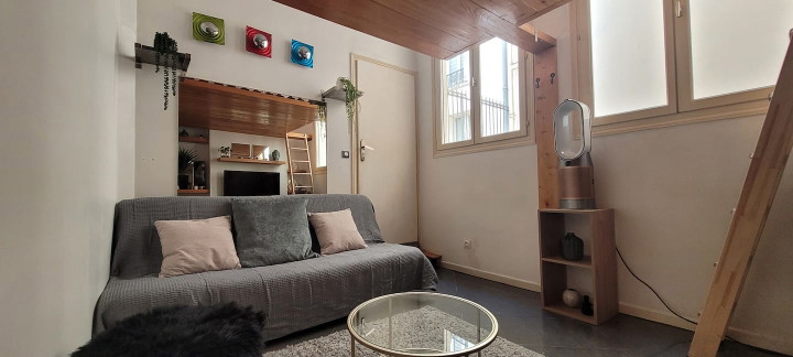 Jolie Studette à Montmartre - Paris 9e Arrondissement