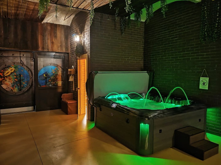 Ernests' Unique Townhouse With Sauna And Hot Tub - Riga