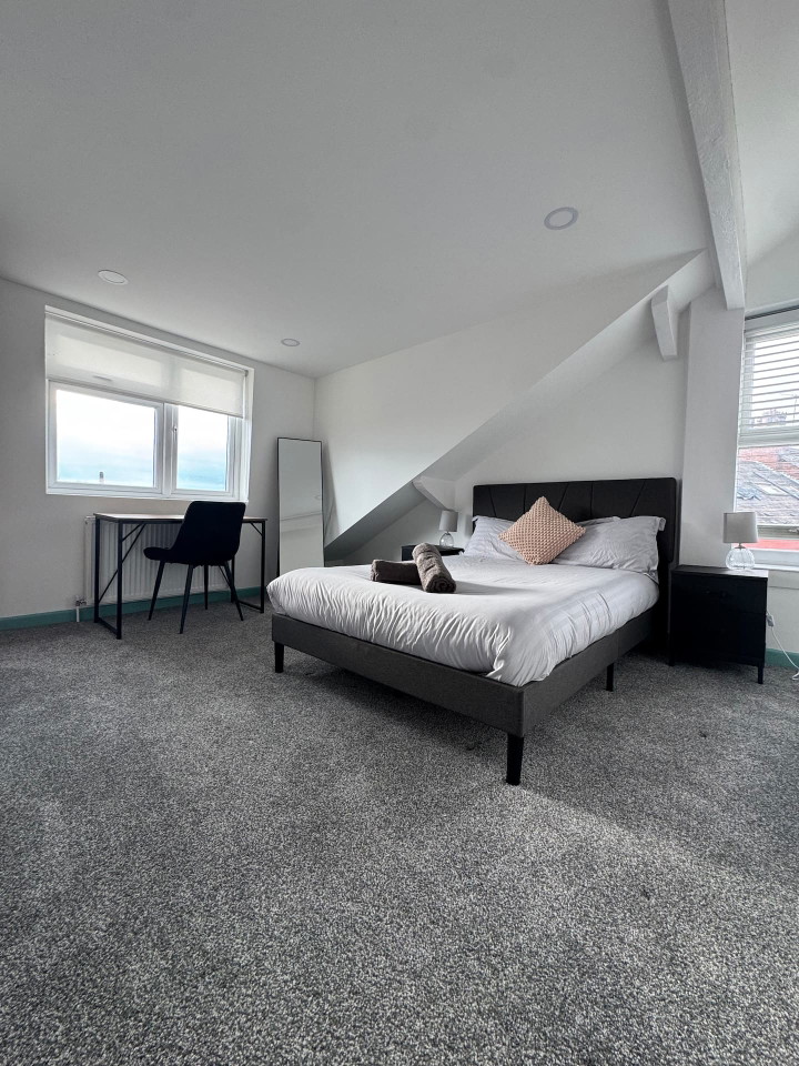 Florence 4 Bedroom House Sleeps 14 - Leeds