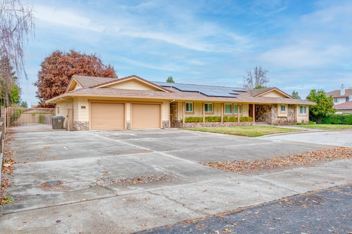 Luxury Single-story Retreat Near Golf Course - Manteca, CA