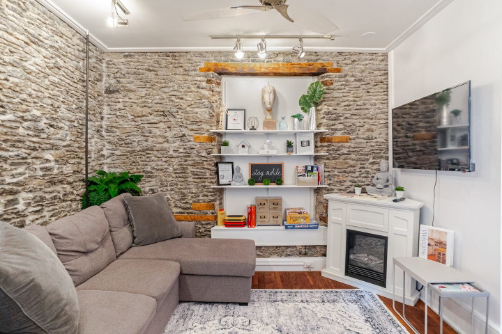 Work, Visit & Relax Downtown | Wi-fi + Laundry - Belleville, Canada