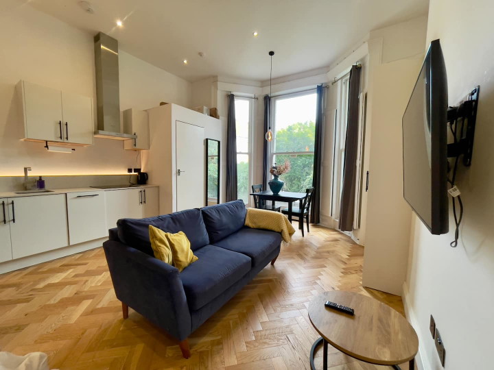 Modernised Victorian Apartment In Kensington - Central London