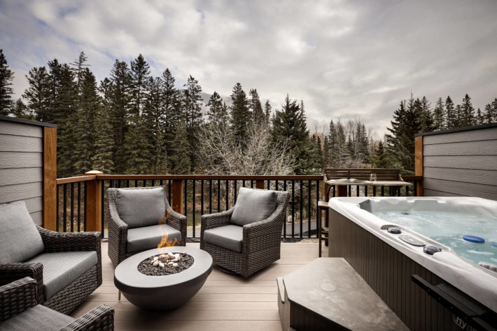 Luxury Townhome | Private Hot Tub & Fire Table - Canmore