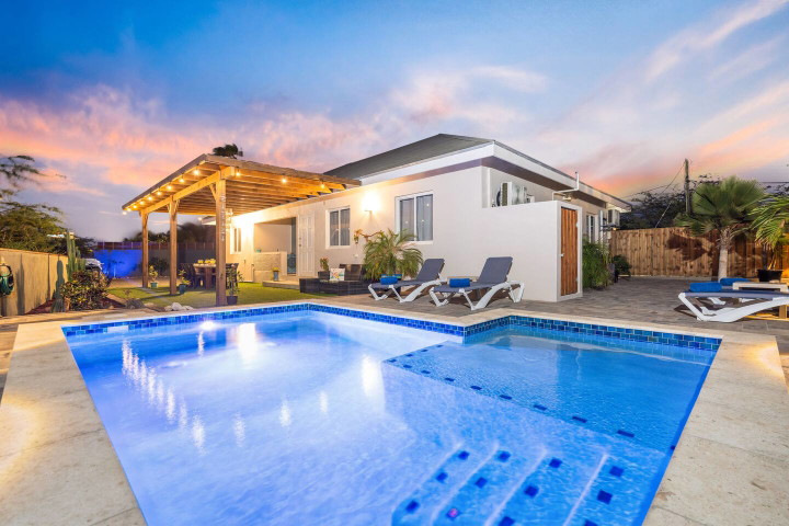 Renovated ~ Privatepool ~ Outdoordining ~ Location - Aruba