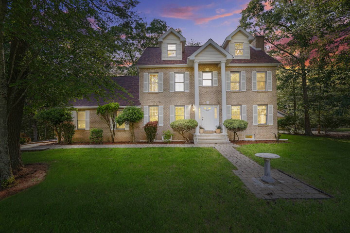 Large Luxury Estate-upscale Community-hot Tub-lake - East Stroudsburg, PA