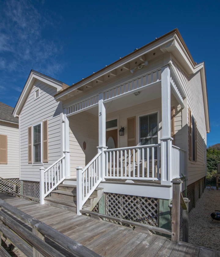 5 Star Reviews Luxury House Pool, Steps From Ocean, Sleeps 6, Premier Host - Atlantic Beach, NC