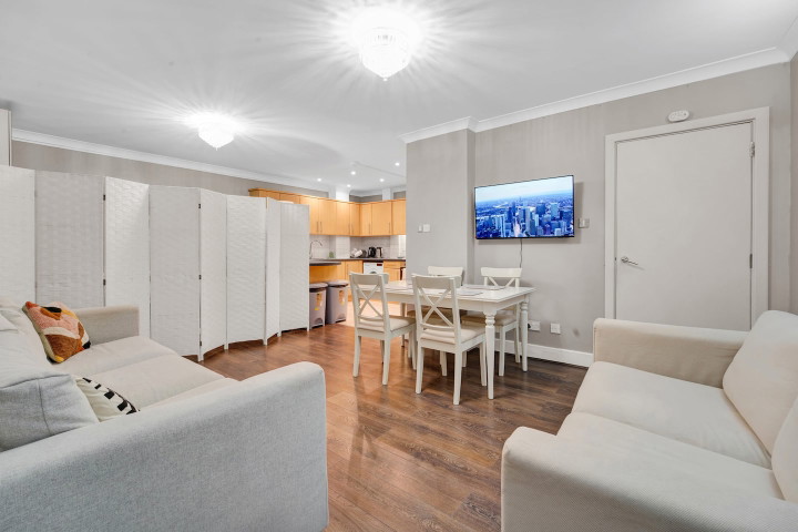 Central Ldn Apt| 3 Min Walk Whitechapel | Sleeps 8 - Liverpool Street Station London