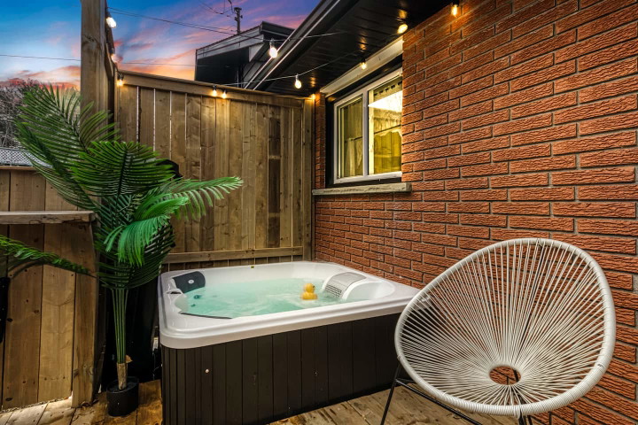 Hot Tub Delight, King Beds & Unforgettable Moments - Greater Sudbury