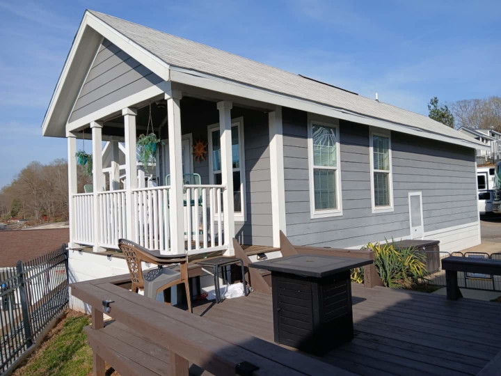 Charming Tiny Home With Views! - Denver, NC