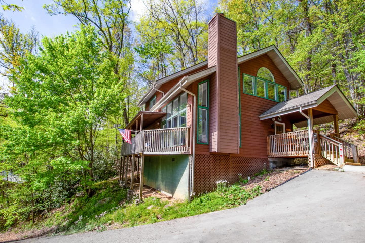 Cozy Gatlinburg Cabin W/ Hot Tub & Game Loft - Gatlinburg, TN
