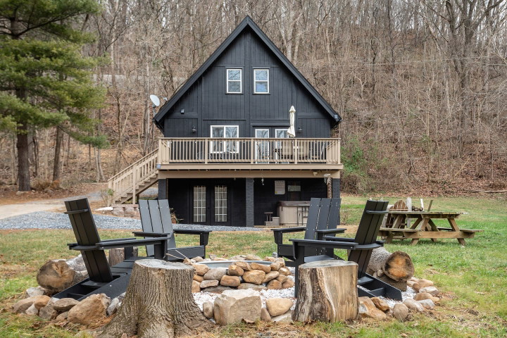 Modern Riverfront A-frame Cabin W/ Hot Tub, Fire Pit, Kayaks, Canoe, & Arcade - Virginia