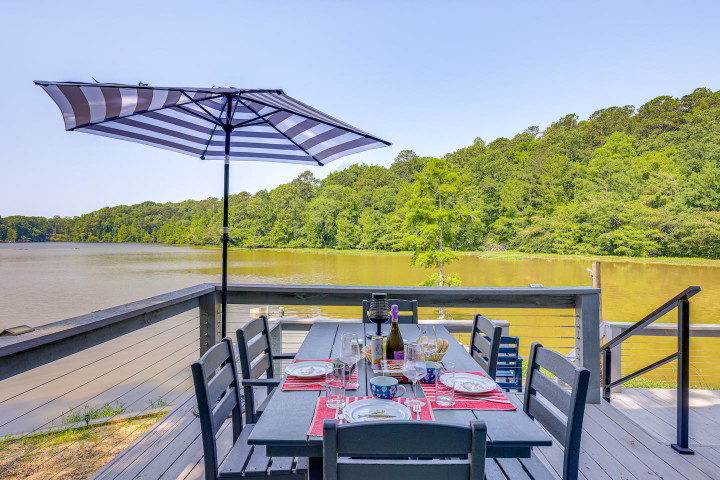 Private On-site Boat Dock: Cabin On Lake Jordan - Alabama