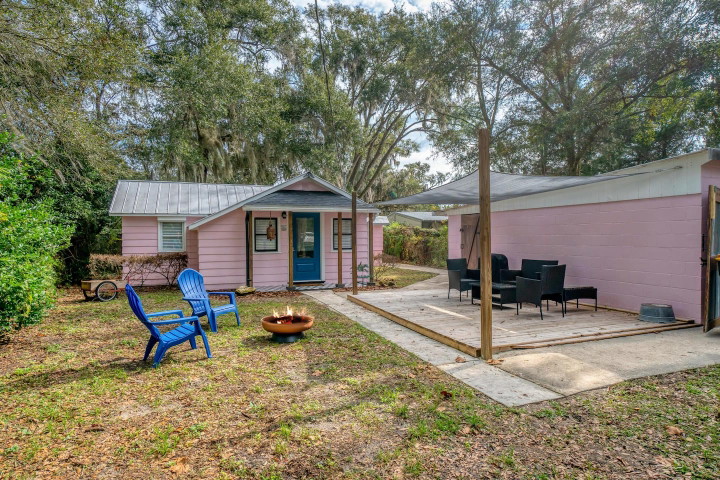 Adorable Private Tiny Home "The Pink House" In Downtown Mt. Dora!! Pet Friendly - Mount Dora, FL