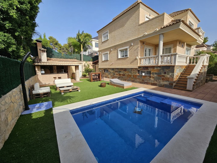 Amazing Villa With Swimming Pool - Torrent