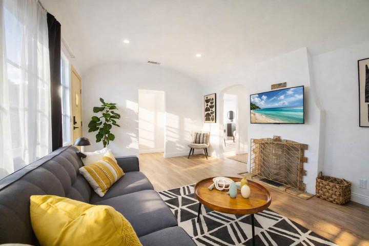 Charming Pasadena Home | 2br, Yard & Fast Wi-fi - Pasadena, CA