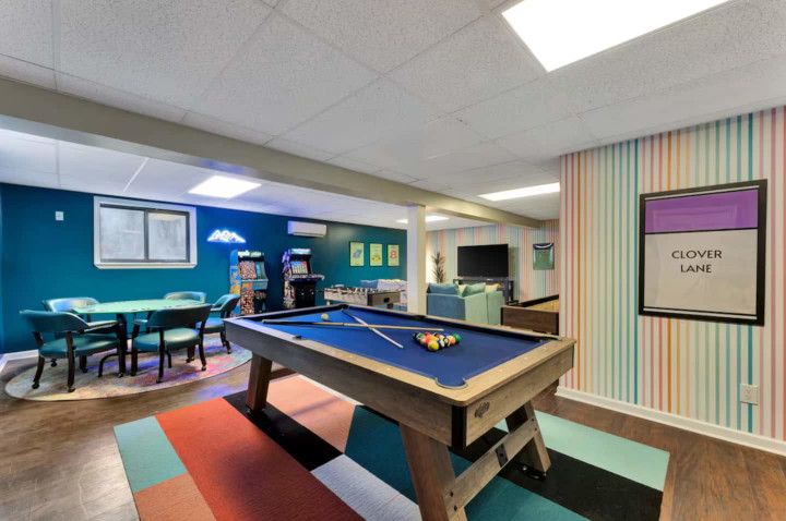 5br Game Room, Hot Tub, Fire Pit + Lake Access - East Stroudsburg, PA