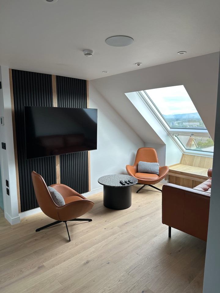 Stylish 2-br Penthouse, Netflix Sleeps 6, Pets - Falkirk