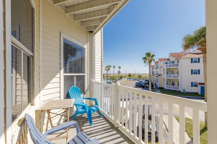 Cozy Beach Escape | Pool & Private Balcony - Corpus Christi, TX