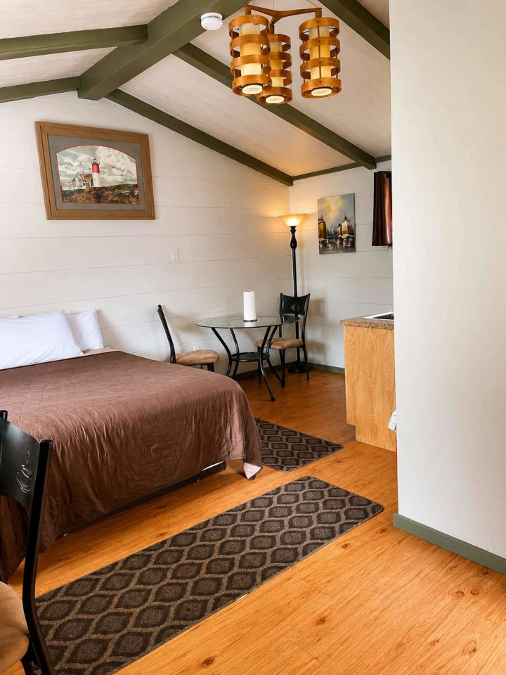 Pet Friendly Room 15-1 Queen Suite-woodland Motor - Grayling, MI