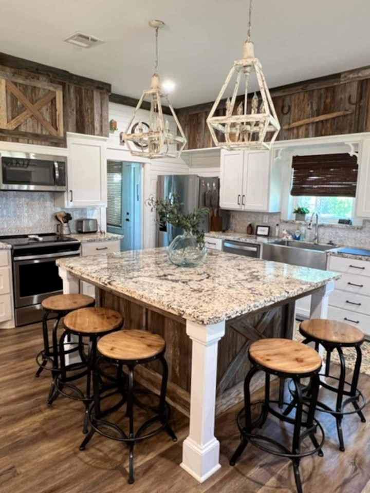 The Legacy Farmhaus Near College Station - Navasota, TX