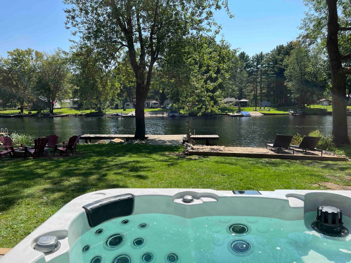 Carl In Muskoka: Waterfront Cottage With Hot Tub - Gravenhurst