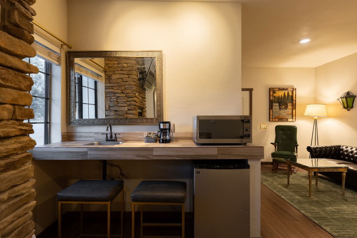 King Spa Suite Jacuzzi Fireplace Walk To Village - Big Bear Lake, CA