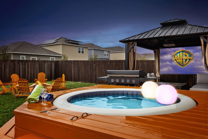 5br Resort Home: Hot Tub & Outdoor Movie Night! - San Antonio, TX