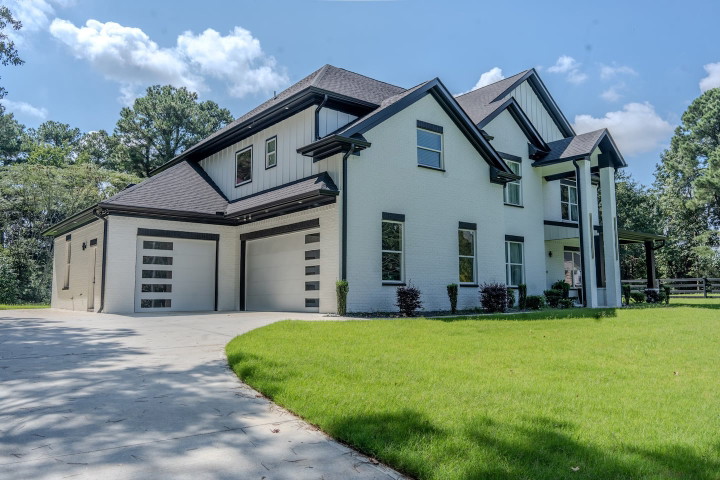Stunning 4 Bd Lux Home Offering Comfort & Style - 比福德