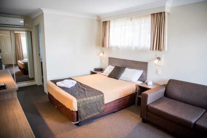 Deluxe Queen Room - Goulburn