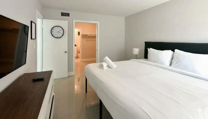 Walk To Bars Designers Room | Poolside & Parking - Fort Lauderdale, FL