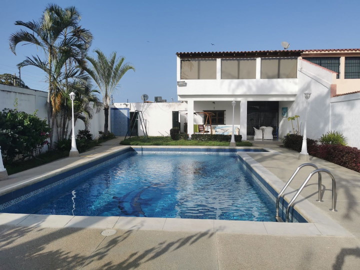 Acogedora Y Espaciosa Casa Con Piscina Totalmente Independiente En Zona Cerrada Con Vigilancia Las 24 Horas Ubicada En La Ciudad Balneario Higuerote Con Infinidad De Playas Cercanas Con Salida Y Vista Al Canal Principal - Venezuela