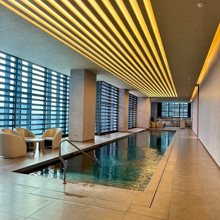 Modern Century Spire Suite | Pool, Gym & City View - Manila