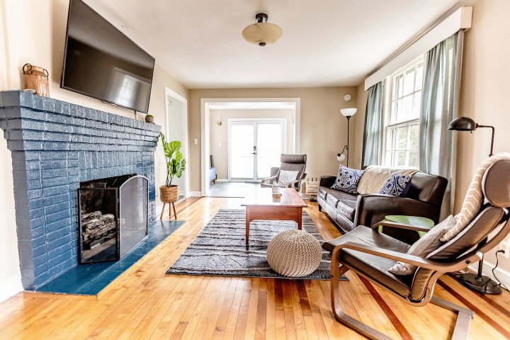 Hendersonville Hideaway - Cozy 1940s Cottage - Hendersonville, NC