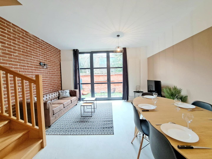 ÉLégante Maison Rénovée 3 Chambres, Parking Privé - Tourcoing