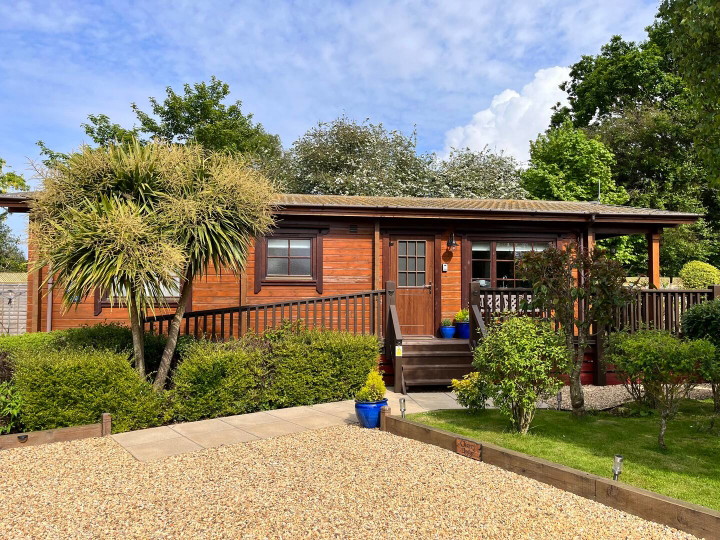 Cherry Lodge, Cedar Springs, Self Catering Log Cabin, Heacham,close To The Beach - Heacham