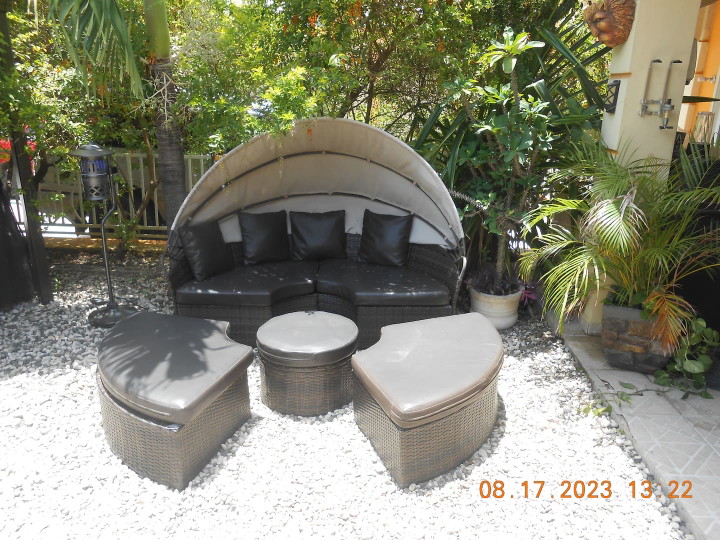 2-24/7 Electricity/water/wi-fi/tv 
-Private Chef- - Haïti