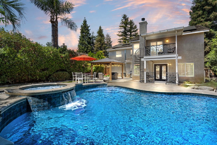 Ultimate 5br Bakersfield Stay: Pool/hot Tub & More - Bakersfield, CA