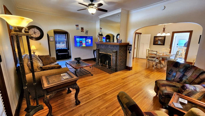 Spacious & Charming Home. Centrally Located. - Rockford, IL