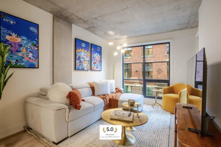 Upscale Escape In Old Port | Pool, Gym & Parking - Brossard