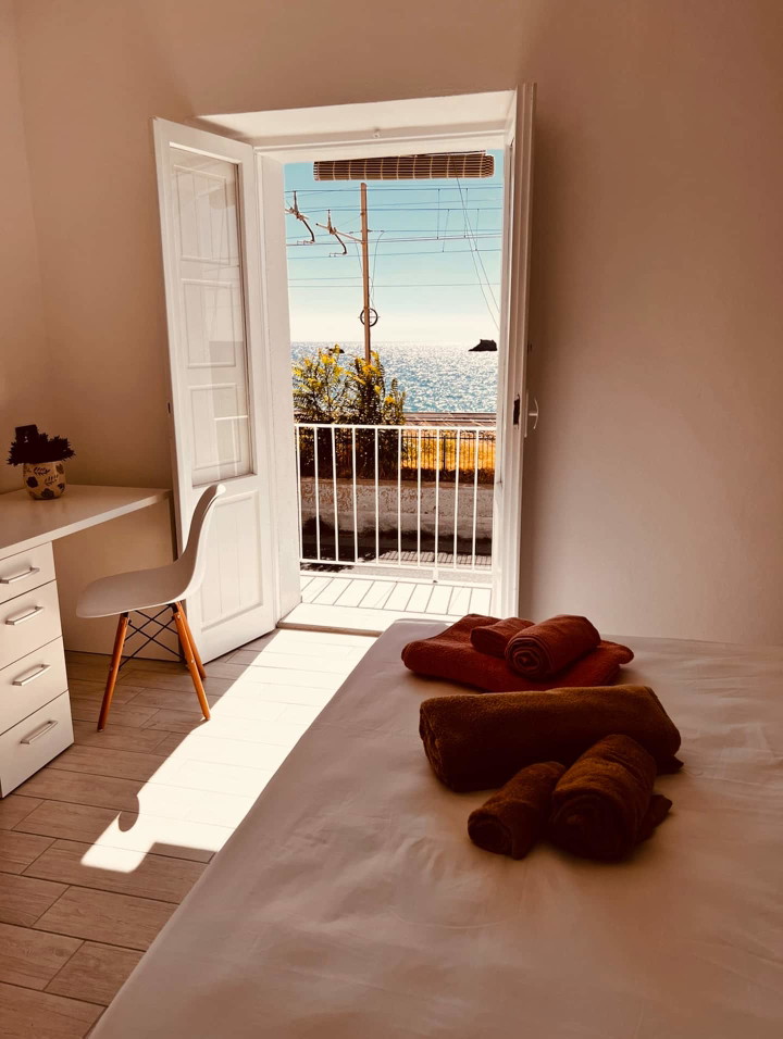 Beachfront House Within Walking Distance Of The Center. - Lago