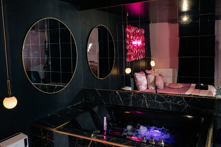 Pinky Room: Love Room With Jacuzzi - Roissy-en-France