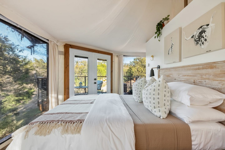 Luxury Magical Glamping! Tub! Pool! Main St! - 