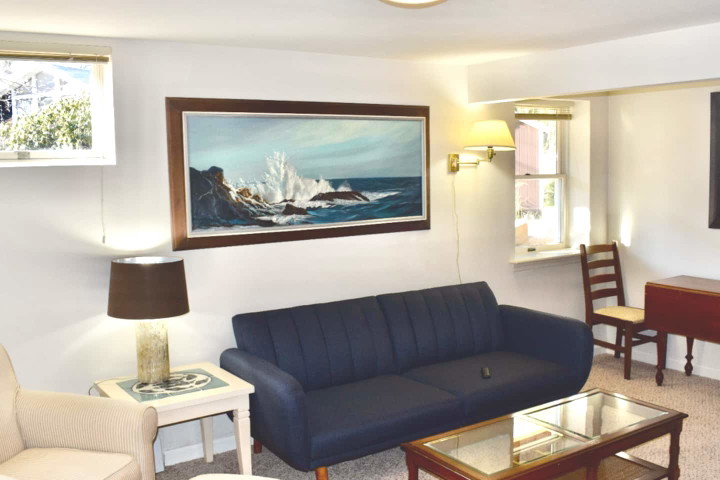 Spacious Apartment In Woods Hole Village - Woods Hole, MA