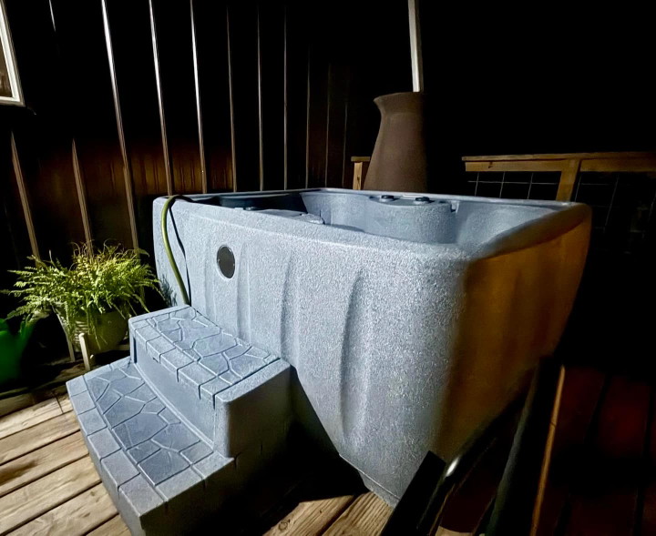 Secluded Treehouse Feel Cozy & Private, Hot Tub! - Marion, IL